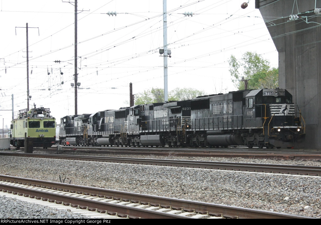NS 6715 and Amtrak cat car